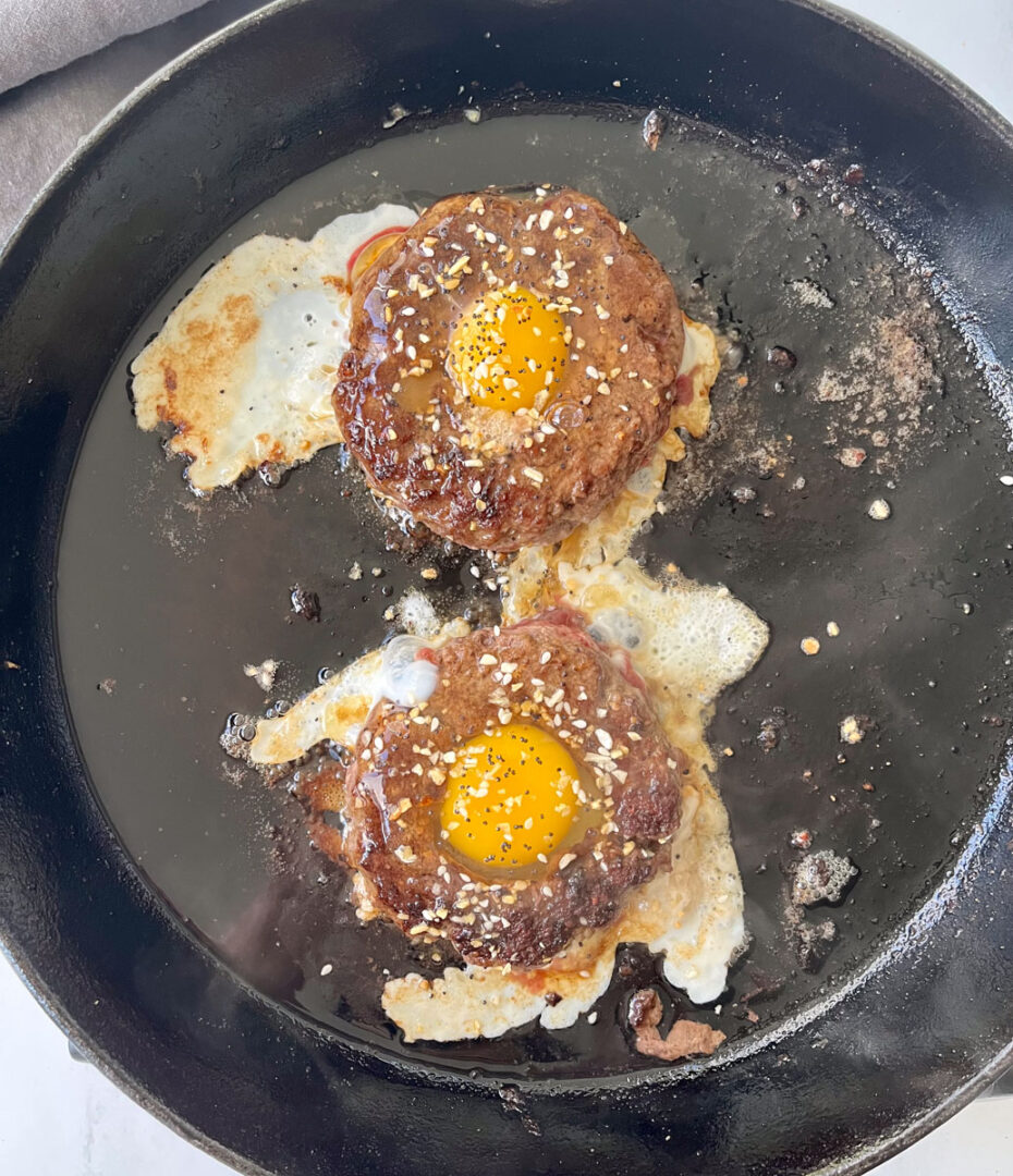 How To Make A Ground Beef And Egg Breakfast Sandwich ...