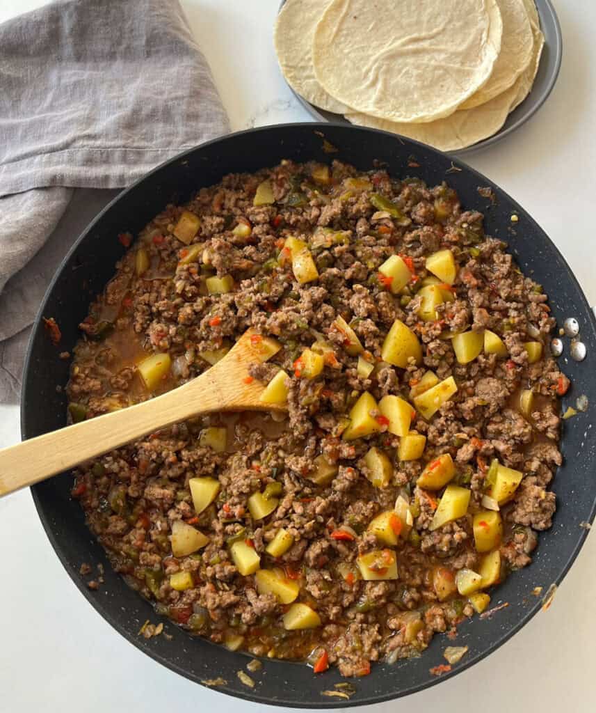 Easy Mexican Ground Beef and Potatoes (Picadillo) - joinmeinthekitchen.com