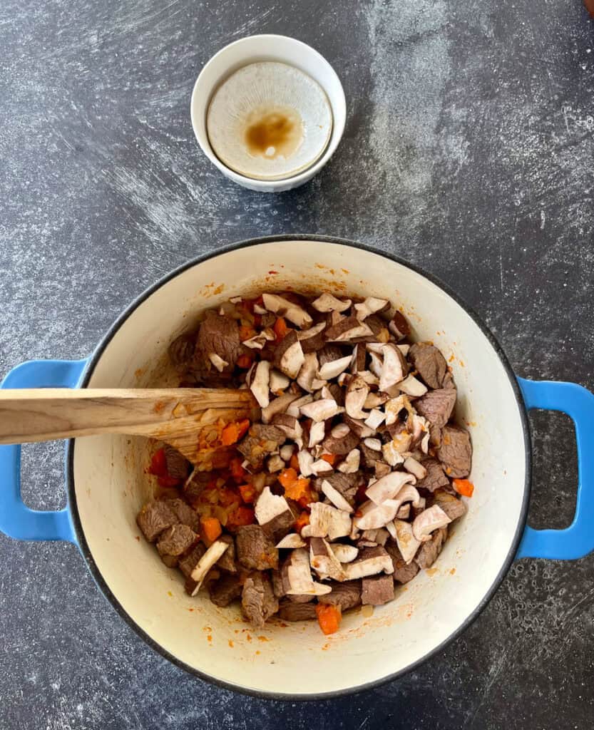 Irish Beef Pot Pie With Guinness - joinmeinthekitchen.com